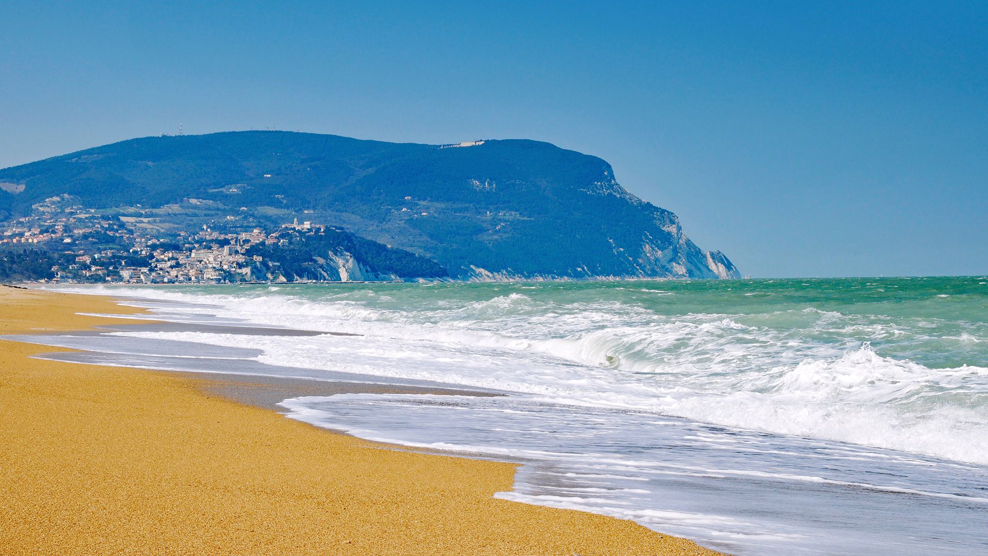 Scogliere, ciottoli e sabbia: le spiagge delle Marche - Ignas Tour